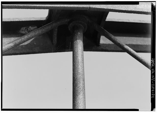 DETAIL OF INTERSECTION OF TOP CHORD AND COMPRESSION...