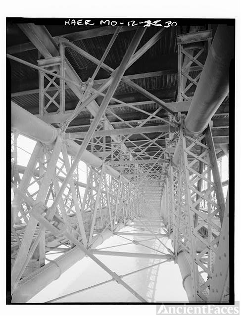 Detail view of deck bracing at central span - Eads...