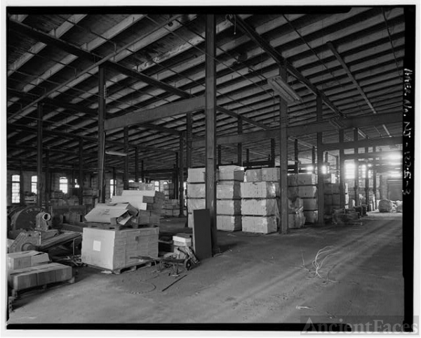 3. INTERIOR VIEW OF WAREHOUSE, BUILDING. NO. 23, FROM SW....