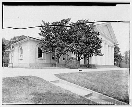 Custis-Lee Mansion. Front view of Custis-Lee Mansion