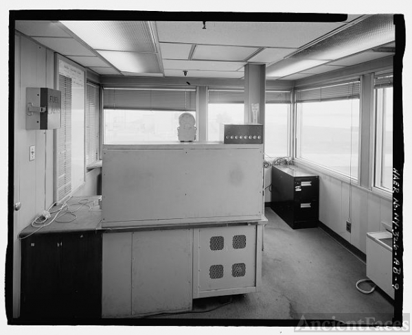 INTERIOR OF MEZZANINE-LEVEL OBSERVATION ROOM. VIEW TO...