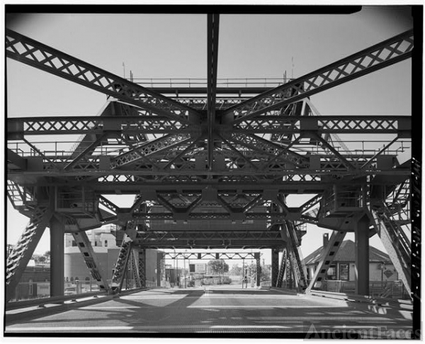 4. View of draw span struts and bracing. VIEW SOUTH