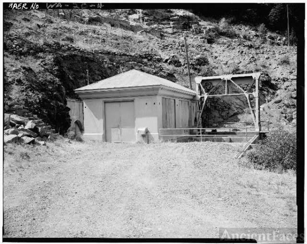 4. VIEW SHOWING EAST AND SOUTH SIDES OF VALVE HOUSE AND...