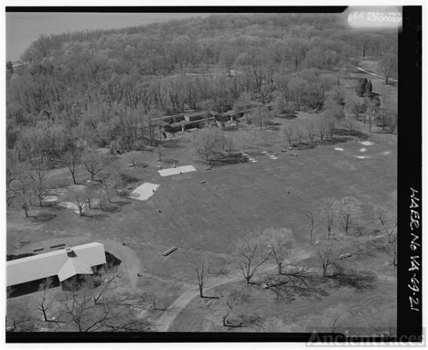 21. AERIAL VIEW OF FT. HUNT LOOKING SOUTHEAST. - George...