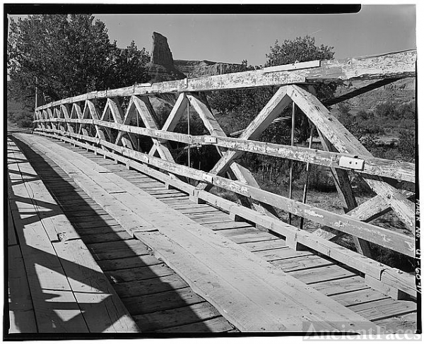 17. INTERIOR VIEW OF WEST TRUSS, SHOWING RAILING,...