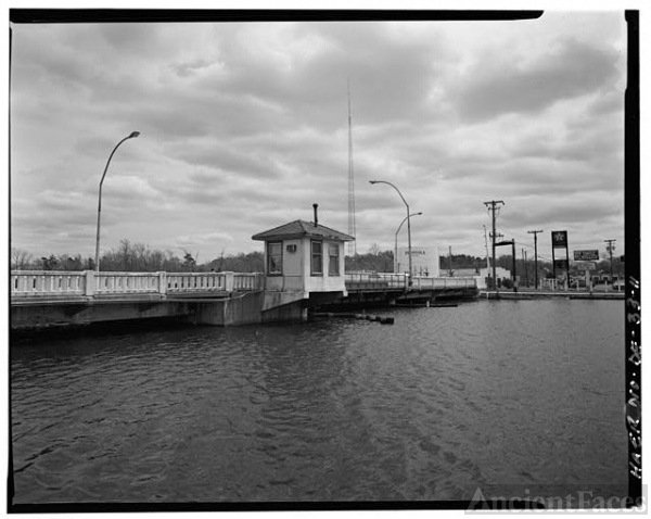11. VIEW SOUTHEAST, WESTERN PARAPET AND OPERATOR'S HOUSE....