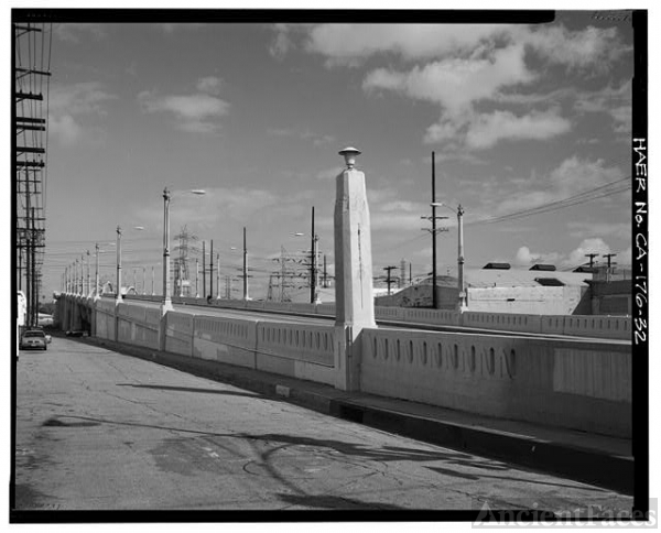 32. WEST ENTRY AND ABUTMENT, NORTH SIDE DETAIL VIEW,...