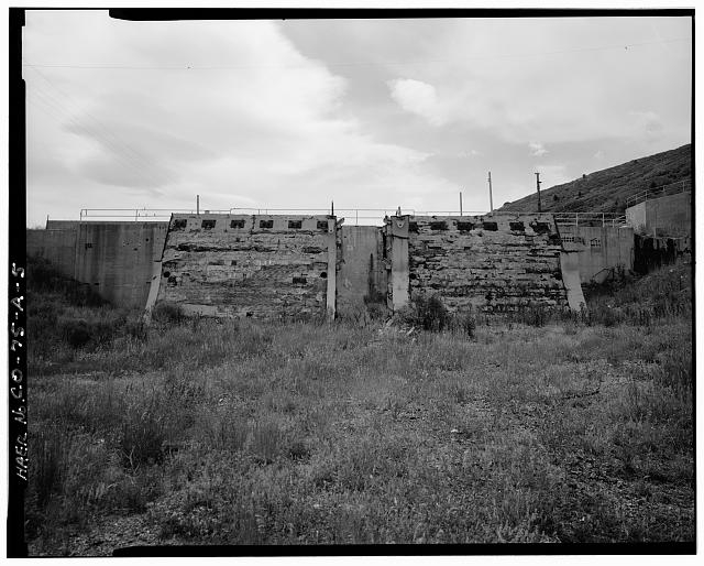 5. CLOSE UP OF FLAME DEFLECTOR, COUNTERFORT VISIBLE AT...