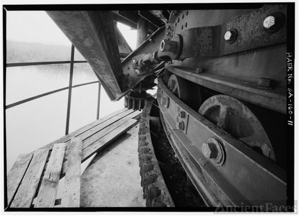 11. PEDESTAL OF BRIDGE SHOWING WHEELS AND GEARING - Bacon...