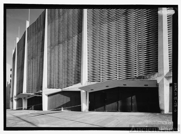 DETAIL OF NORTH FACADE. NOTE PRE-CAST CONCRETE SCREEN...