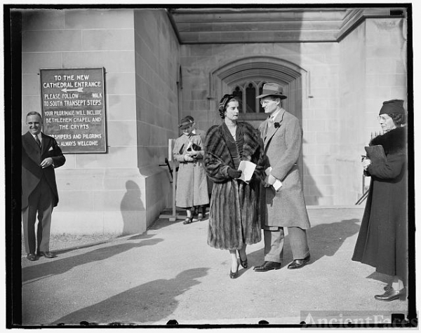 Warren Pershing and fiancee. Washington, D.C., Nov. 25....