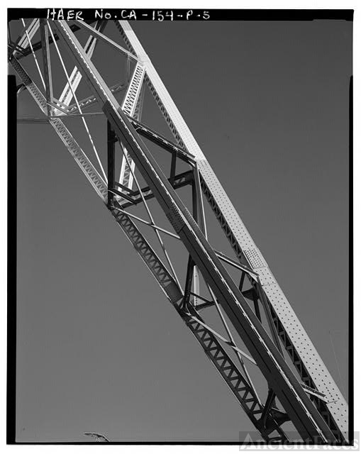 5. DETAIL OF SOUTHWEST LEG, TOWER 32. VIEW LOOKING EAST....