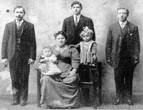 Anthony & Karolina Niziol Family 1912