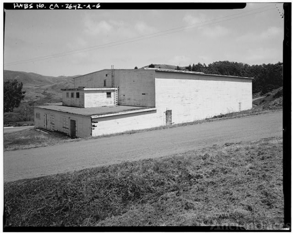 6. VIEW OF FORT BARRY BUILDING 946, WEST FRONT AND SOUTH...
