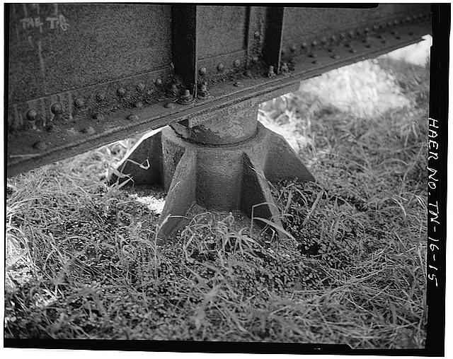 15. VIEW OF SLEEVE MOUNT AND PIVOT ROD OF CENTER SPAN...
