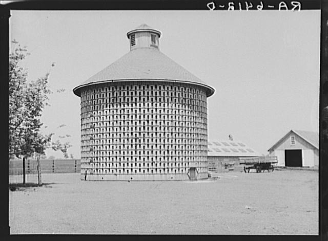 Corn crib of concrete blocks, capacity 7000 bushels,...
