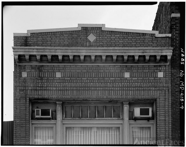 4. VIEW EAST, CORNICE AND PARAPET DETAILS - 37 South...