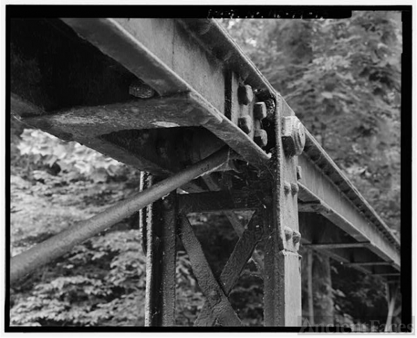 13. DETAIL OF CONNECTION BETWEEN TOP CHORD AND POST IN...