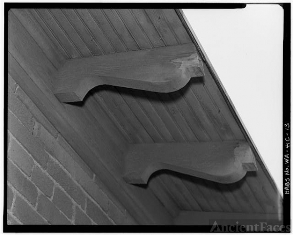 13. CURVED RAFTER ENDS ON LOWER ROOF - Fort Vancouver,...