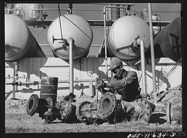 Phillips refinery. Borger, Texas. Repairing valve gate