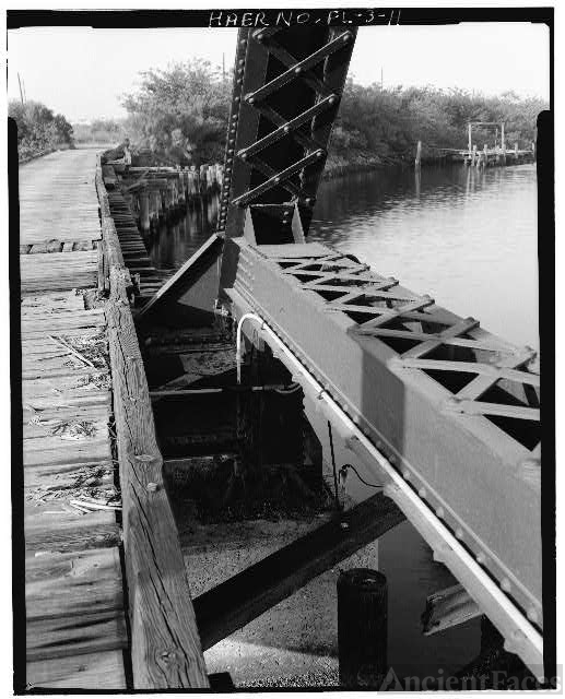 11. DETAIL VIEW SHOWING THE FREE END OF THE BASCULE SPAN...