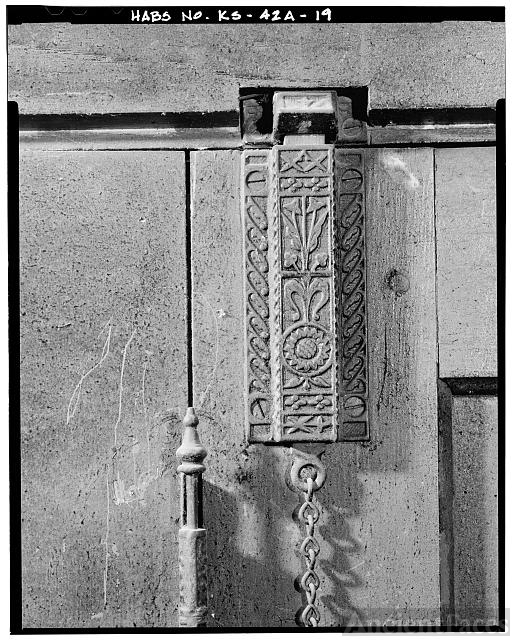 19. INTERIOR, SECOND FLOOR, FOUR WAY DOOR LATCH DETAIL