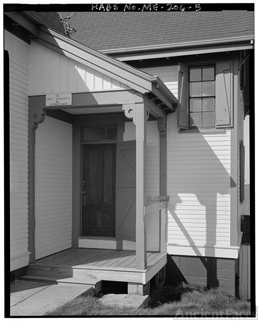 5. Keeper's house, detail of entrance porch, southeast...
