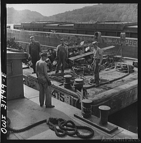 Lashing barges together on the Ohio River