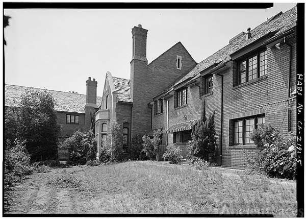5. GARDEN ELEVATION (REAR), OBLIQUE VIEW - Max Busch...