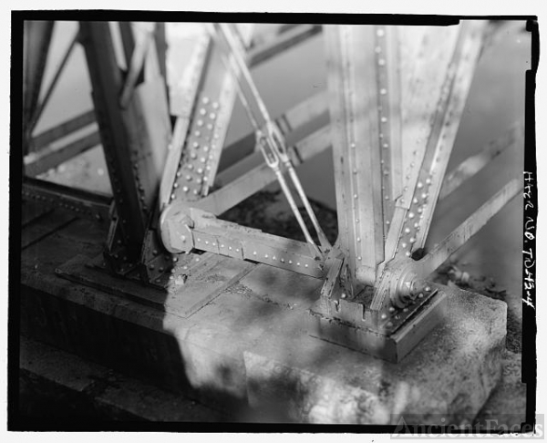 4. View of pier, showing support of trusses - Bridge No....