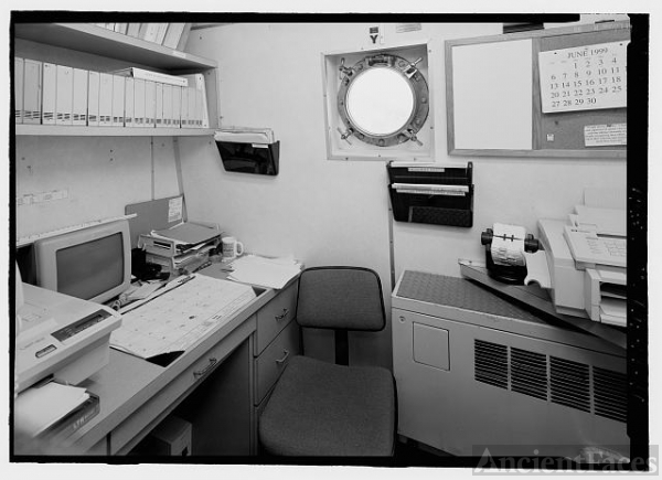 41. Ship's office. - U.S. Coast Guard Cutter WHITE SUMAC,...