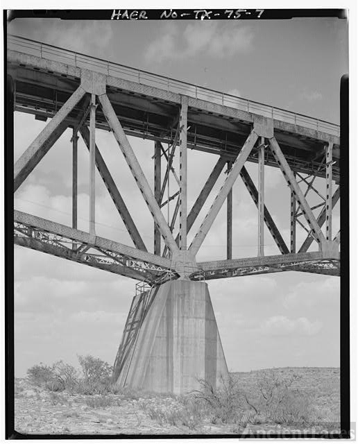 DETAIL OF TRUSS AND PIER FROM SW. - Southern Pacific...